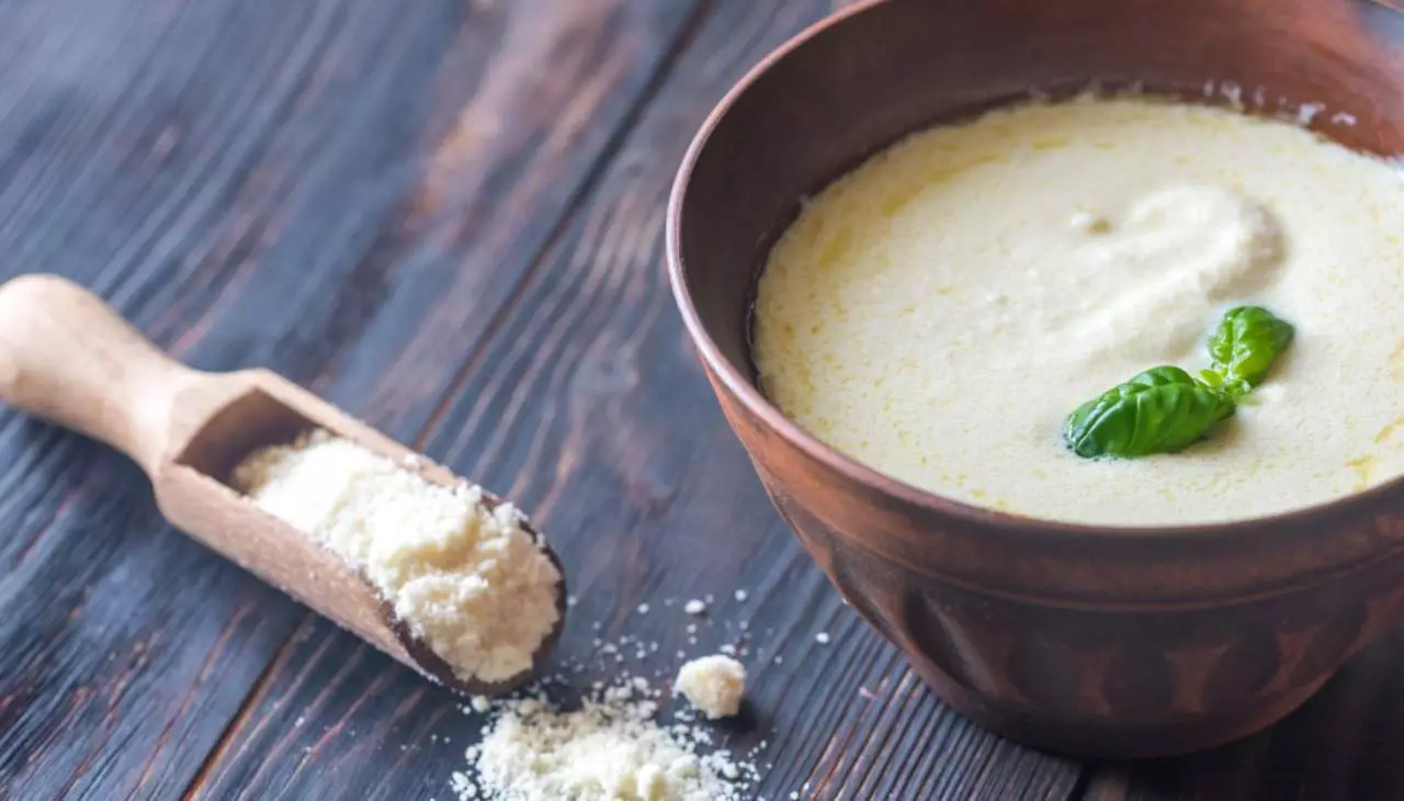 Crema de parmesano l 4 ingredientes para un aderezo rápido y sabroso