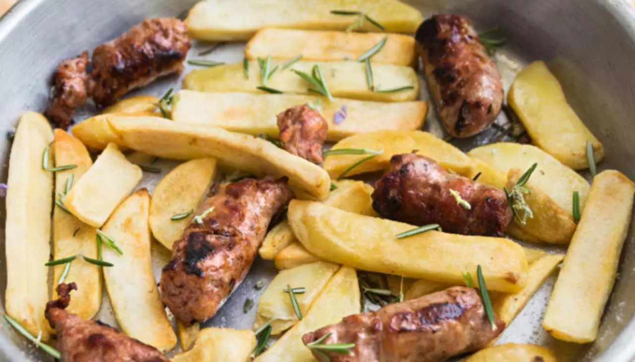 Pieczone ziemniaki i kiełbasa l Kuszące i aromatyzowane rozmarynem