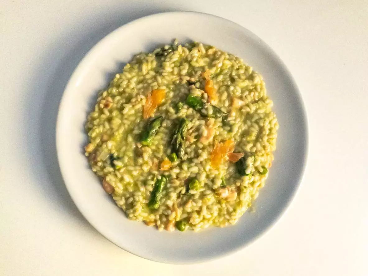 Risotto tare da kyafaffen kifi da bishiyar asparagus