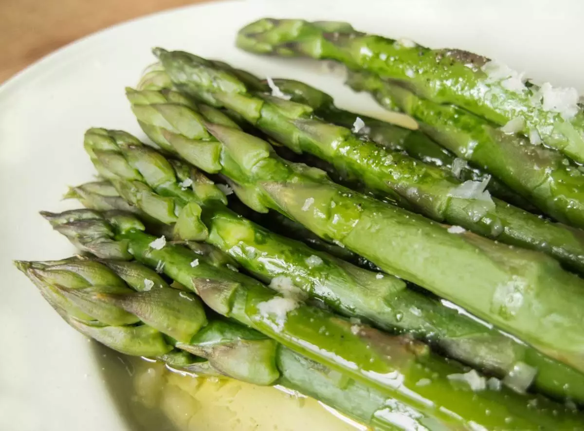 Pan-fried asparagus with butter and cheese