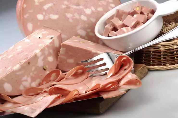 Pasta fa'atasi ai ma kulimi mortadella ma pistachios, o se fa'afefiloi lelei ma le philadelphia 10949_2