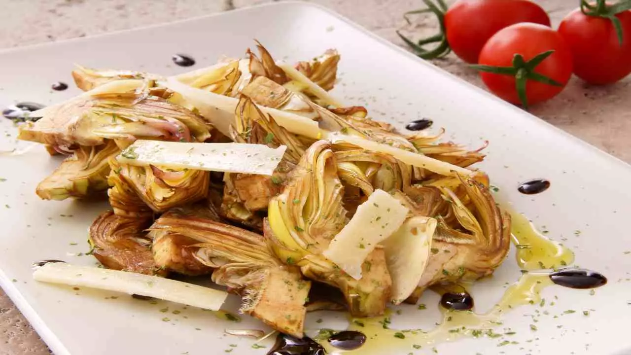 Salatin artichoke tare da flakes na parmesan