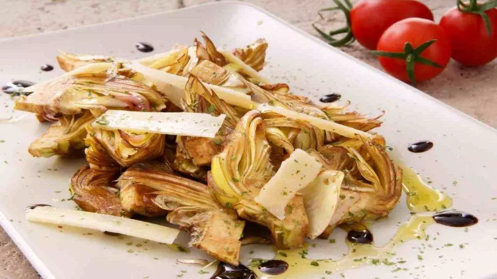 Salatin artichoke tare da flakes na parmesan