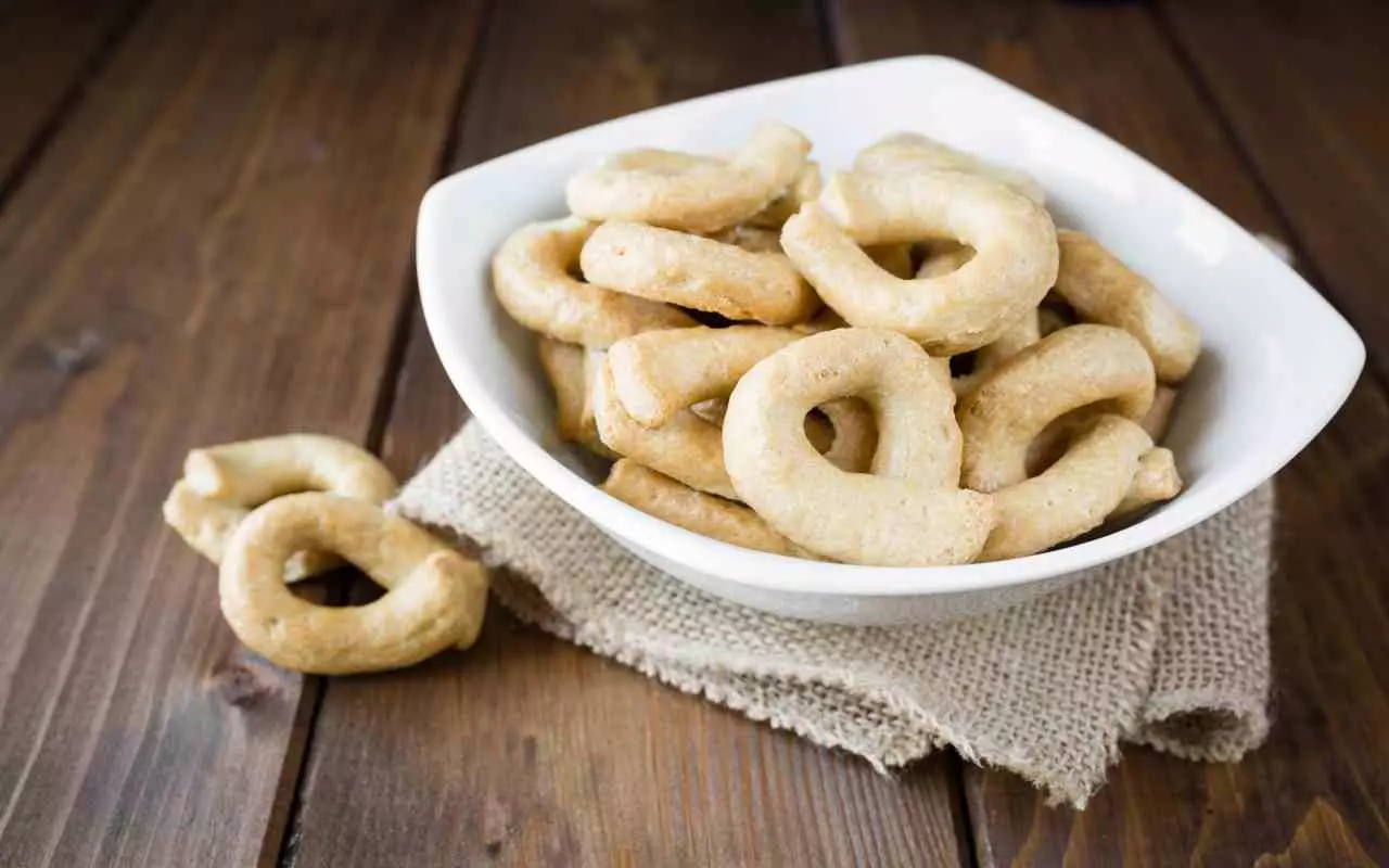 Apulian taralli ilman keittämistä mannasuurimon kanssa | Herkullinen Apulian resepti