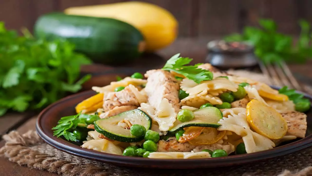 Farfalle med zucchini og kylling | Perfekt å nyte mens du er på farten!