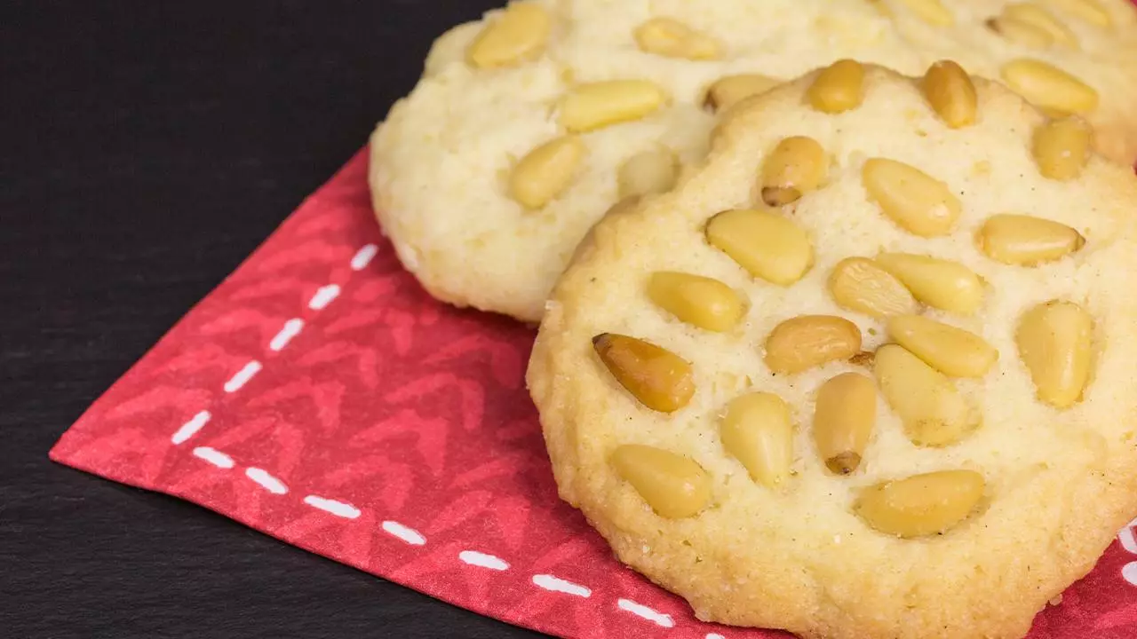 Keresimesi pinolate, awọn aṣoju igba otutu ati Nata biscuits