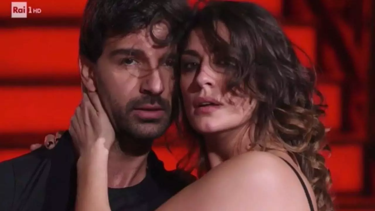 Elisa Isoardi neska modernoa | Dancing with the Stars-en mendekua