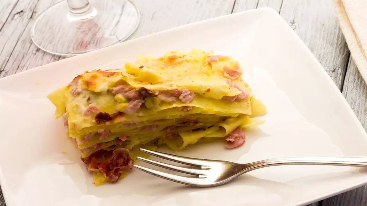 Lasagna nyeupe na pistachio na mortadella | Mwenye pupa sana