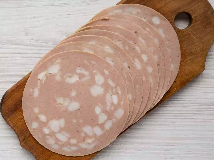 Lasagna yera hamwe na pisite na mortadella