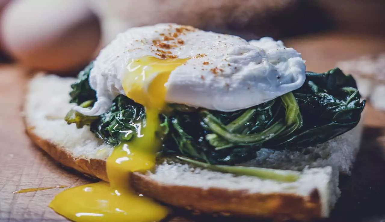 Spinach tartar with poached eggs