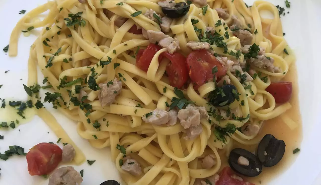 Pasta bi tuna Aeolian | Xwarina hêsan û bilez 11085_1