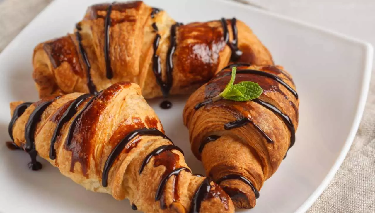 Chokoreti yakasviba croissants l Makaro uye akagadzirira mumaminitsi mashanu