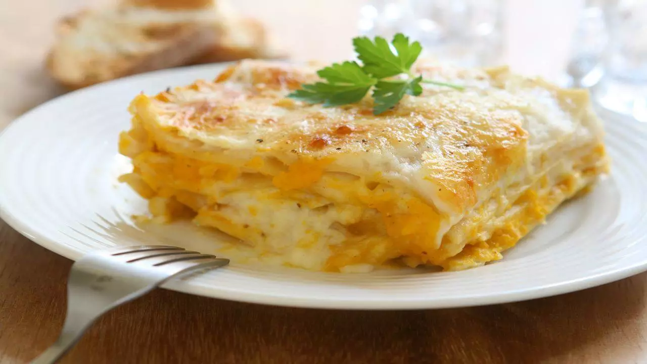 Dzungu ndi gorgonzola lasagna | Zosakhwima bwino pa nkhomaliro Lamlungu