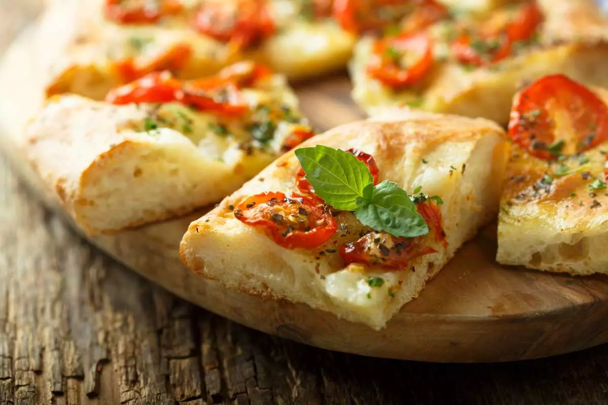 Focaccia dan pizza pedesaan untuk tanggal 15 Agustus