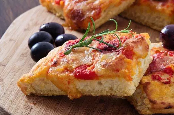 focaccia dankalin turawa mai laushi tare da tumatir da mozzarella