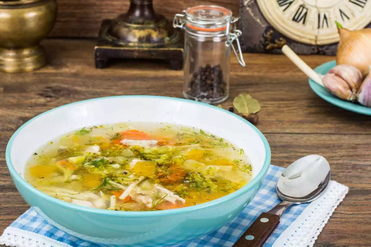 Naman alade da broth kayan lambu: girke-girke mai sauri da sauƙi don tasa mai dadi