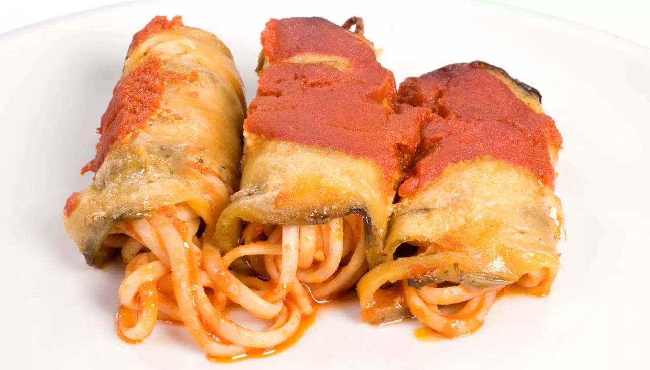 Stringy eggplant Rolls da spaghetti | Sauƙi da dadi gasa a cikin tanda