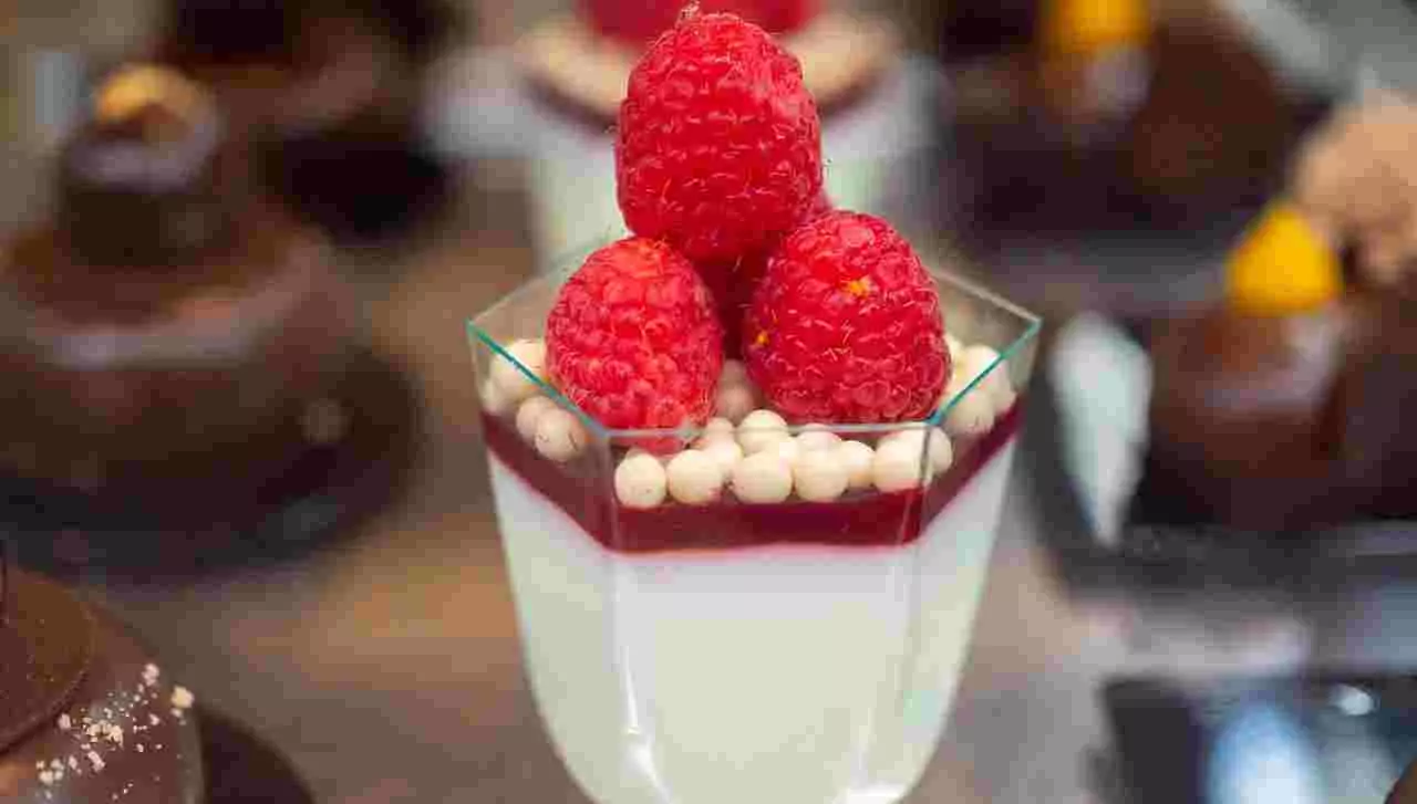 Quick Parfait ndi yogurt ndi raspberries, kukonzekera Chinsinsi 11224_1