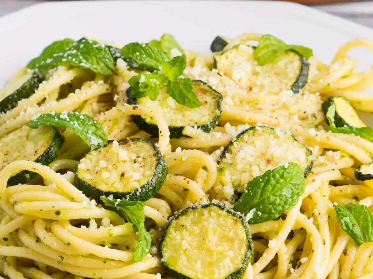 Pasta nga adunay fried zucchini: usa ka creamy, yano ug dali nga unang kurso