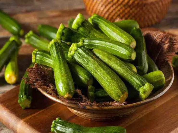 චෙරි තක්කාලි, zucchini සහ බේකන් වට්ටෝරුව සමඟ Pennette 11249_3