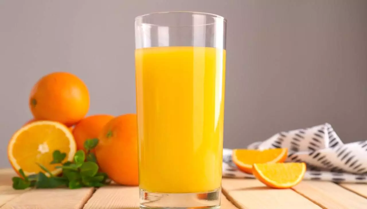 Freshly geperst oranje en sitroensop l Foar in refill fan vitaminen