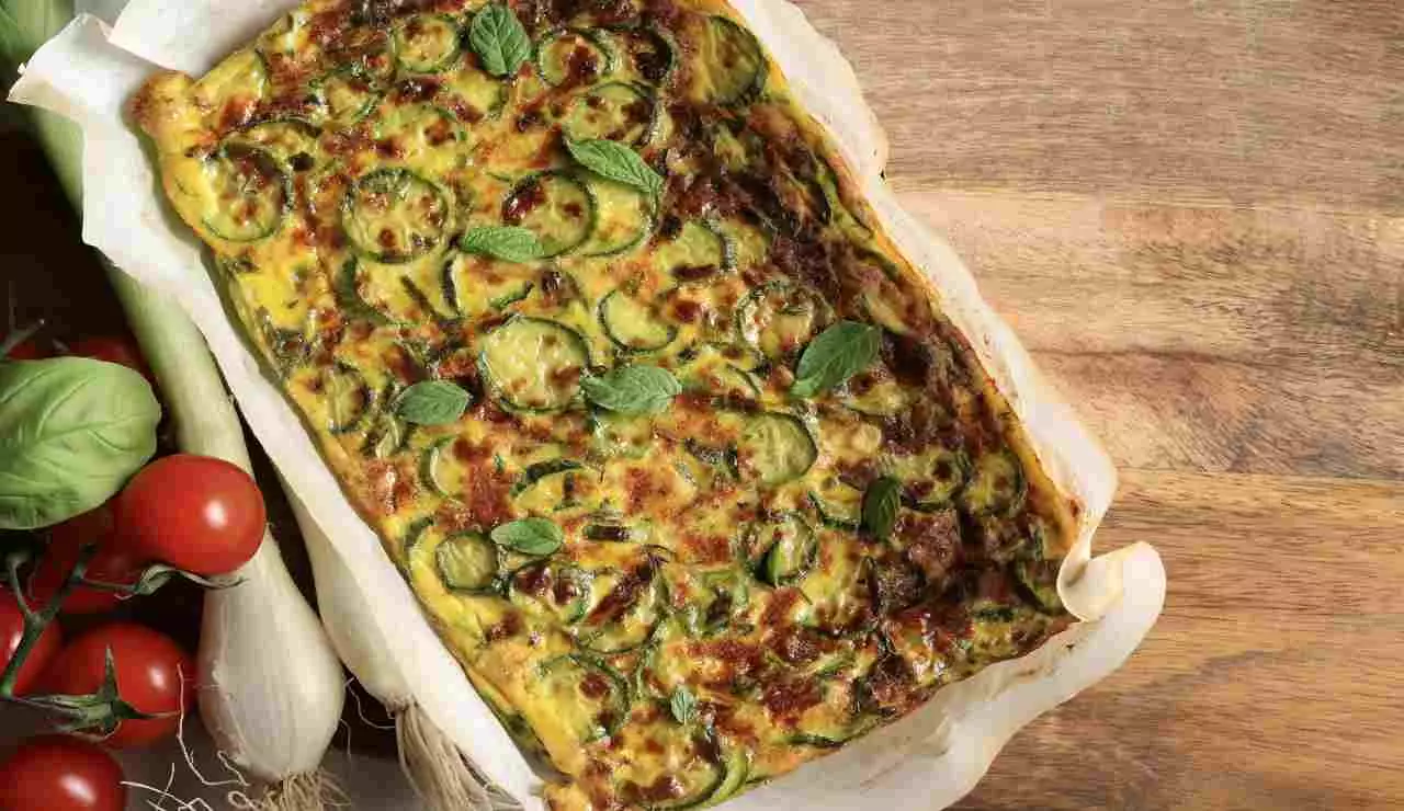 Omelette iliyooka na vitunguu na courgettes | kwa chakula cha jioni nzuri na nyepesi