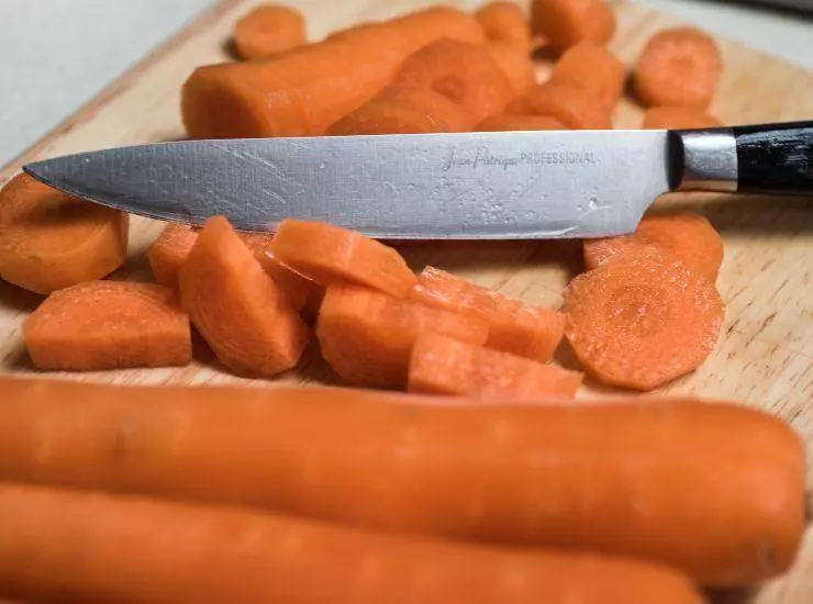 Добавьте кусочки моркови и зеленый лук. Приправьте солью и свежемолотым перцем по своему вкусу. Продолжайте и готовьте на слабом огне в течение 2 минут, периодически помешивая, чтобы приправа получилась однородной. Добавьте рис и дайте ему поджариться в течение 1-2 минут, всегда на медленном огне и время от времени все перемешивая. Добавьте воду и варите все снова на среднем огне в течение времени приготовления, указанного на коробке с рисом. После приготовления выключите плиту и добавьте тимьян и тертый сыр пармезан по своему вкусу. Смешайте ингредиенты, чтобы получить однородный вкус. Вот и готово ризотто. Первые разложите по тарелкам и подавайте ризотто. Те, кто любит сладкое, могут добавить в свою миску больше хлопьев сыра пармезан по своему усмотрению.