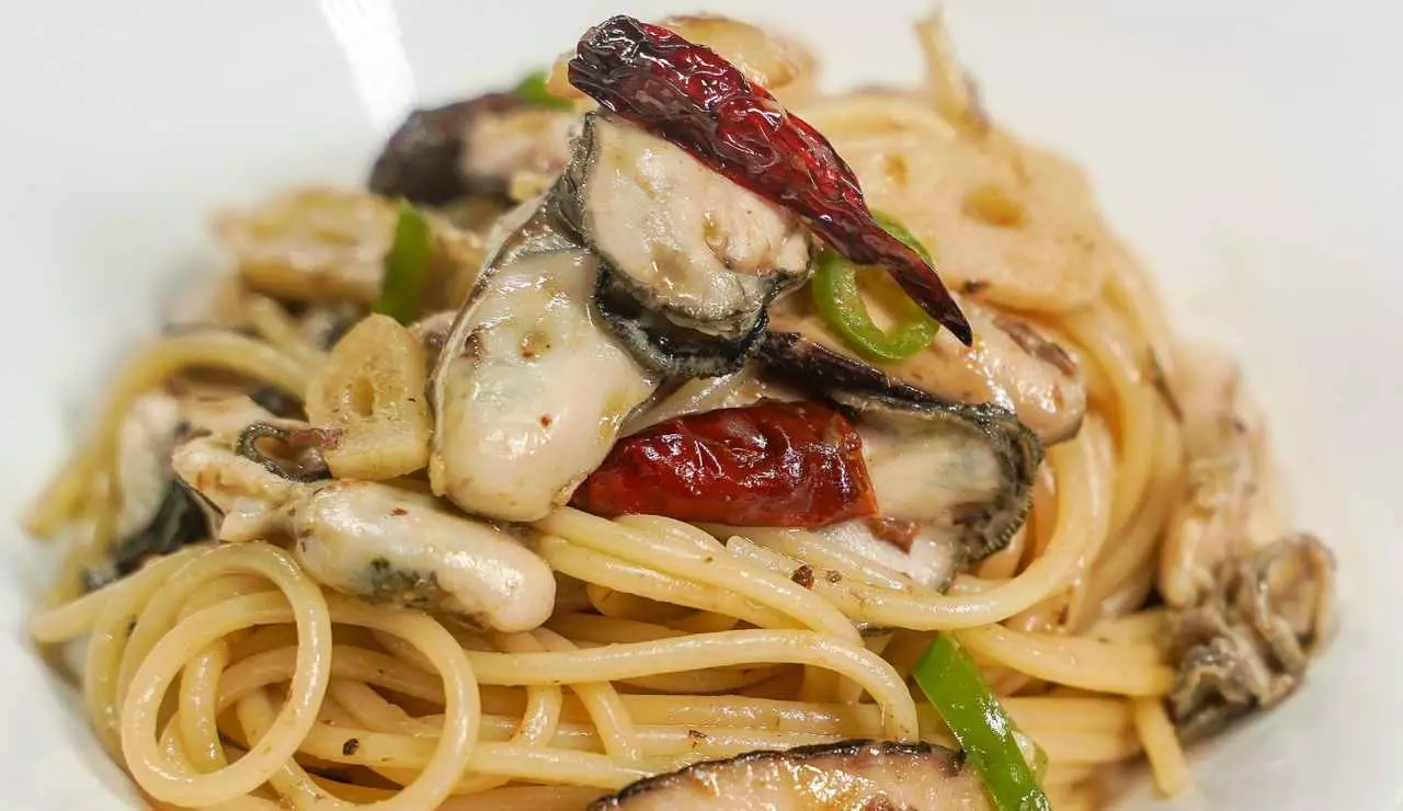 špageti z ostrigami s sušenimi paradižniki in olivami - ričetov odtis