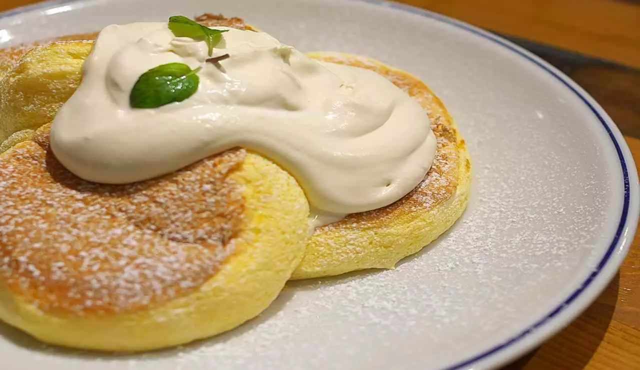 Savory mini pancakes hamwe na ricotta
