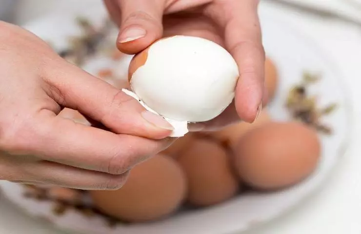 Peeling a hard-boiled egg, the effective methods to do this