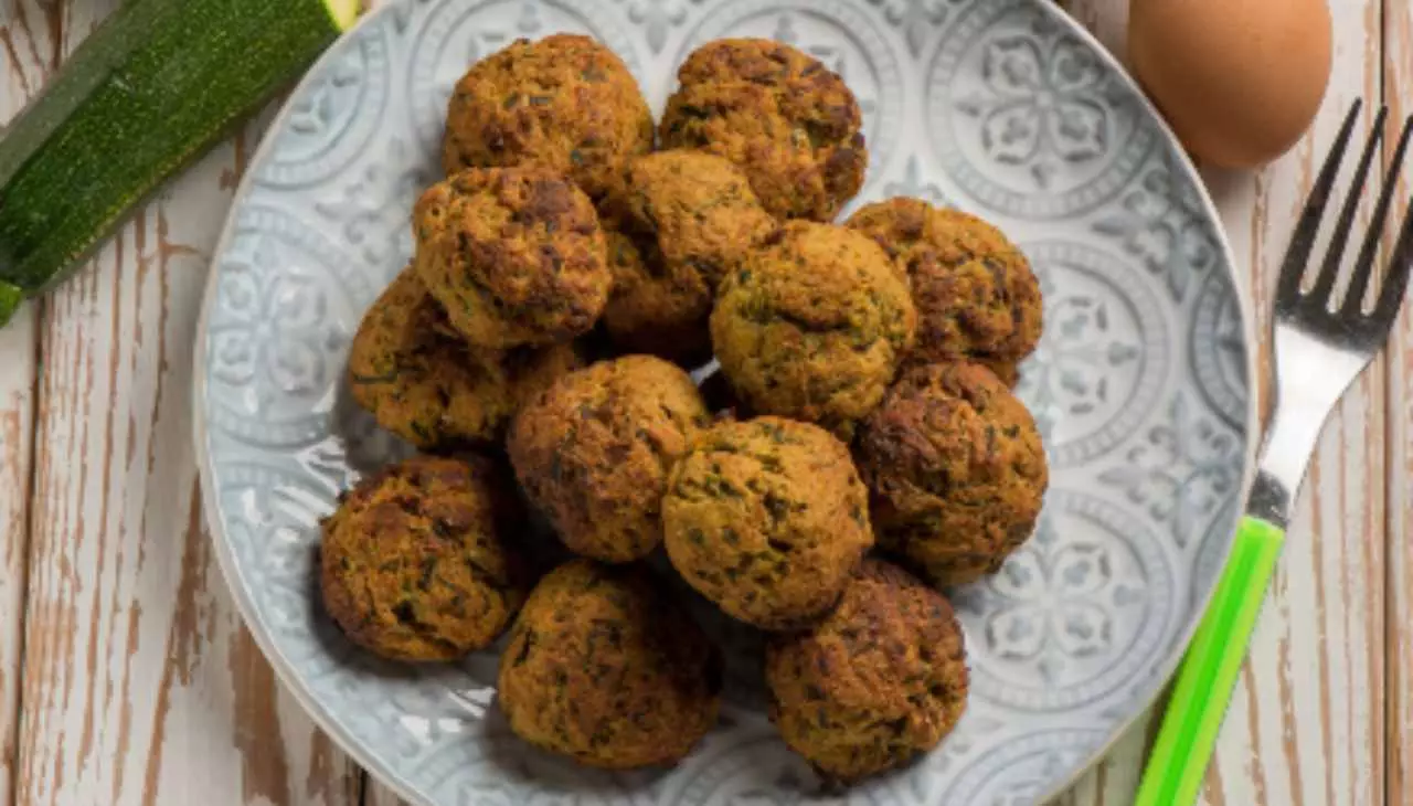 Ci zucchini thiab cheese meatballs daim ntawv qhia