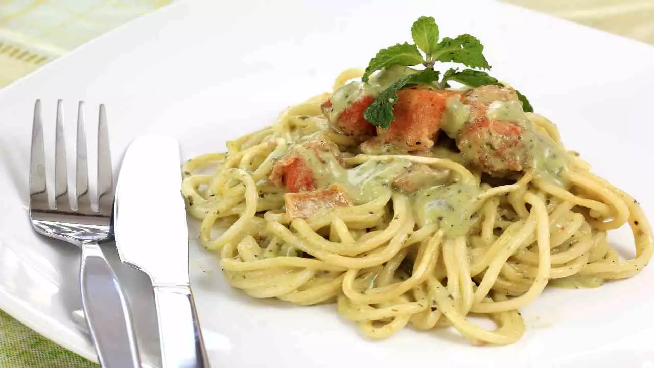 Spaghetti with asparagus and salmon cream