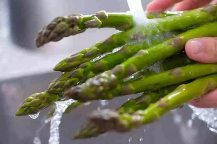 Spaghetti na asparagus na ude salmon