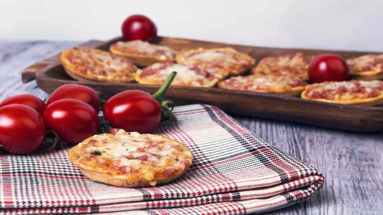 Kleine Pizzen mit Tomate