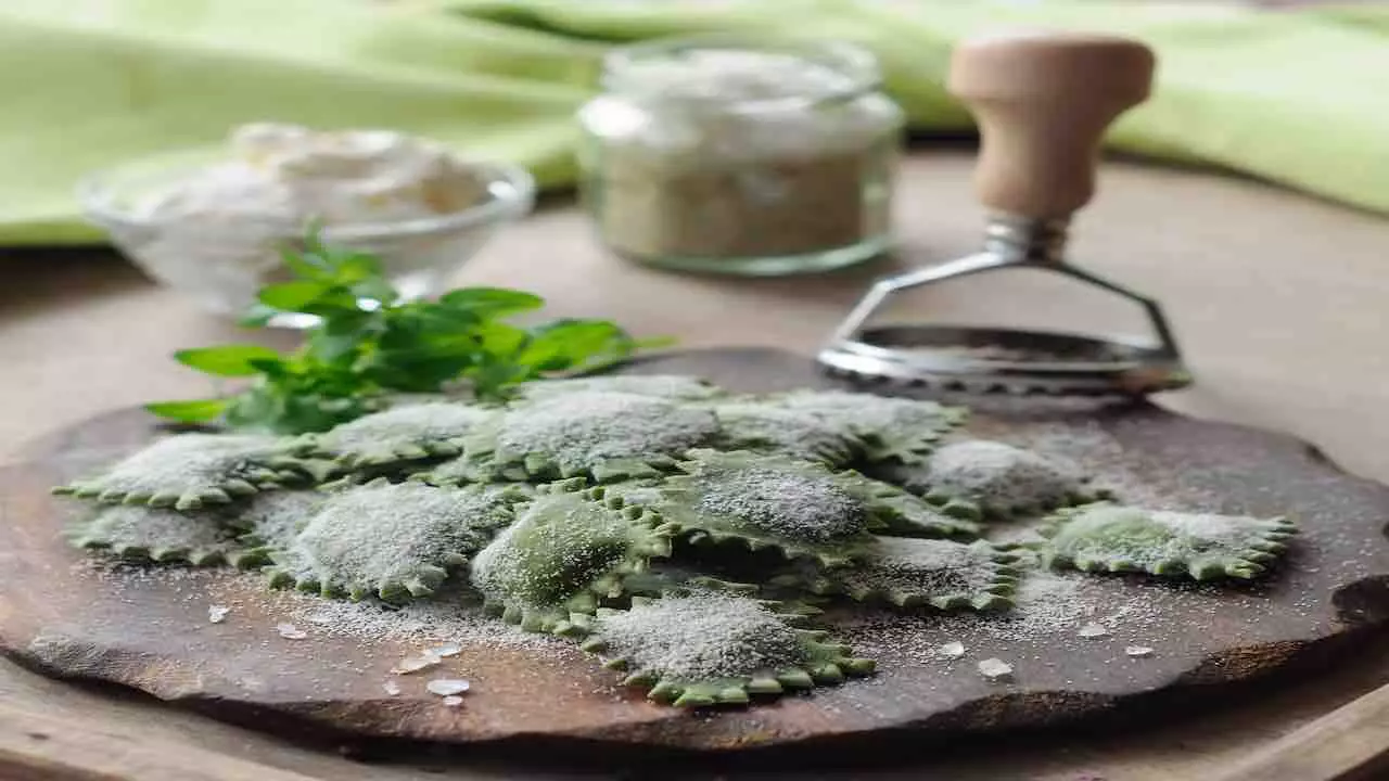 Raviolis verds amb salsa de formatge i fruits secs - impressió de la recepta