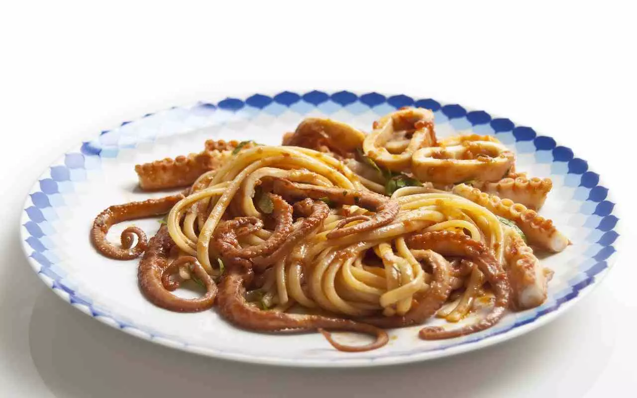 Spaghetti na pasili pesto na nwa octopus PHOTO uzommeputa ebipụta