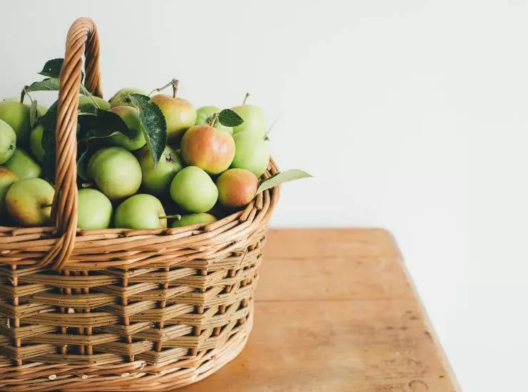 Pastel solo de claras de huevo con manzanas y mermelada - ricettasprint