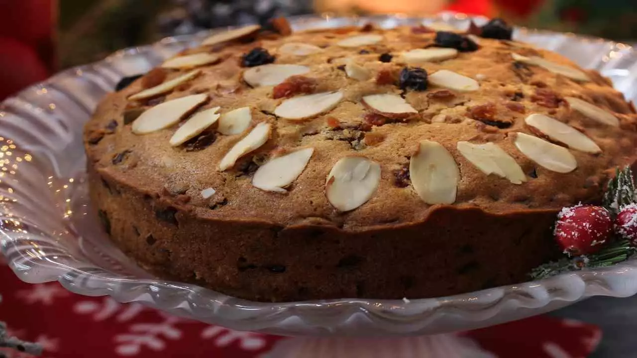 Cake nga adunay prutas ug almendras