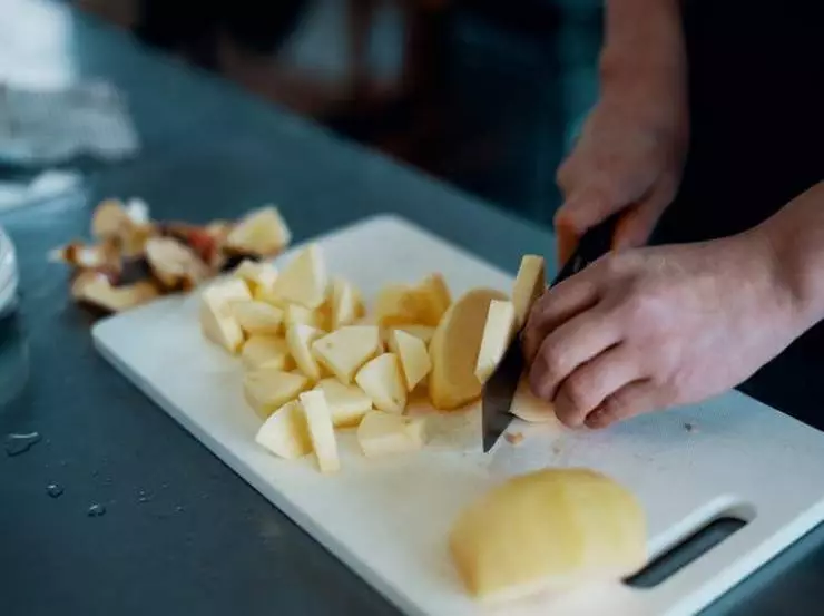 Cake nga adunay prutas ug almendras