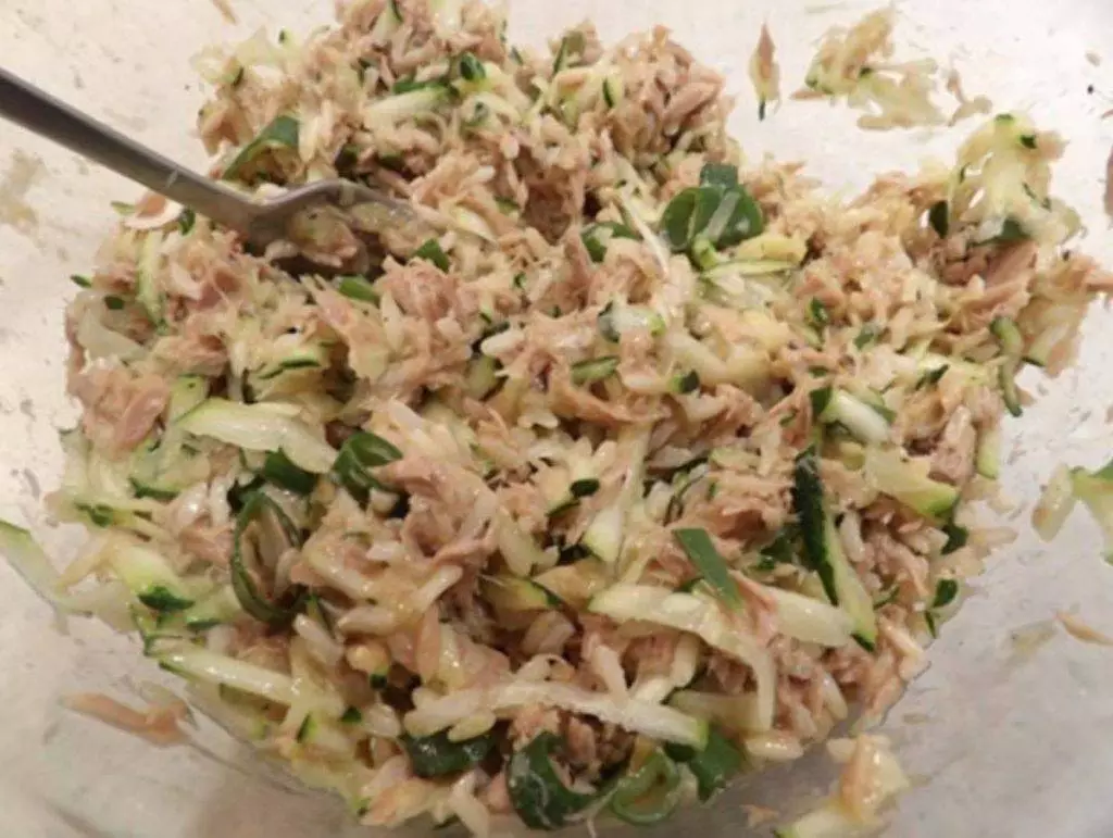 Salad nasi dengan tuna dan zucchini