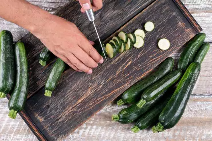 Puff pastry nga adunay zucchini