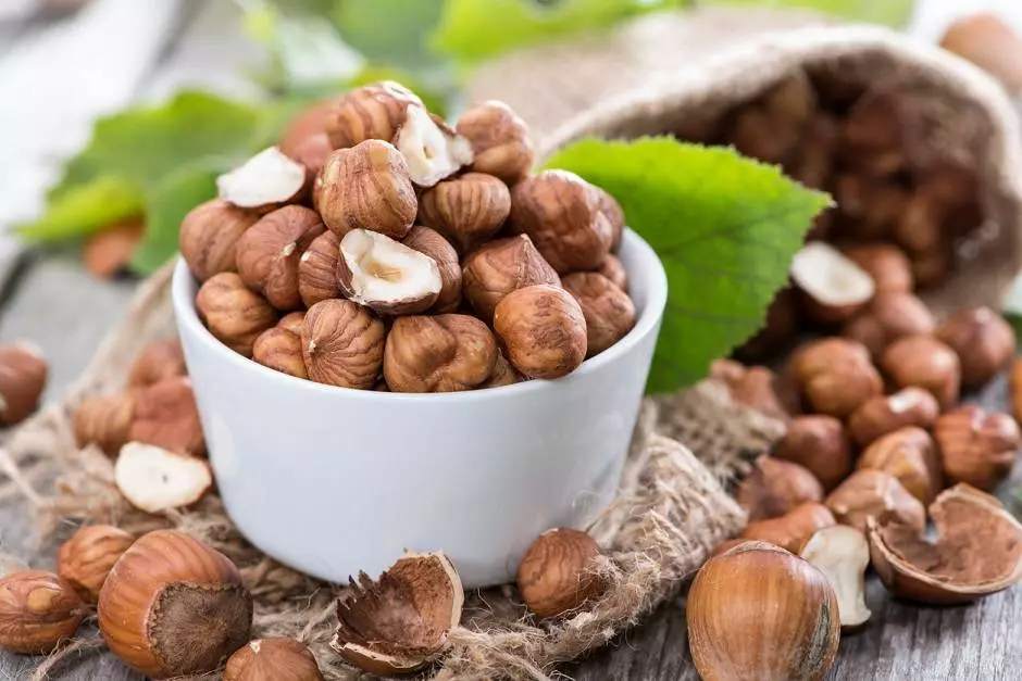 Maamondi ndi Hazelnuts Zophimbidwa ndi Maphikidwe a Khrisimasi a Chokoleti 11844_3