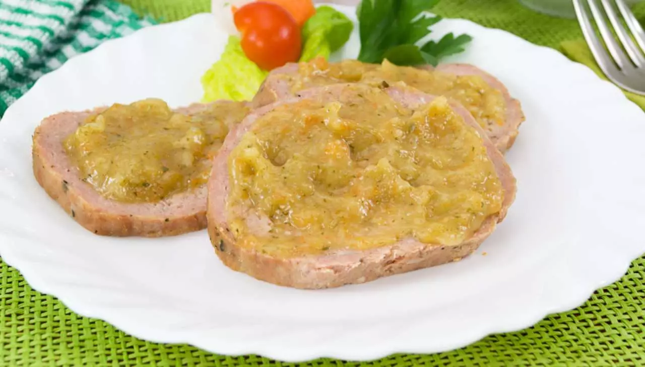 Chicken meatloaf tare da pistachios girke-girke