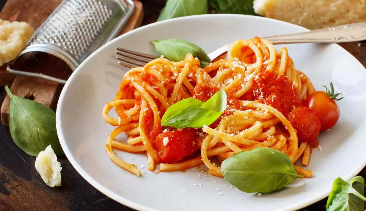 Spaghetti jeung tilu tomat | Gampang pisan sareng pinuh ku rasa