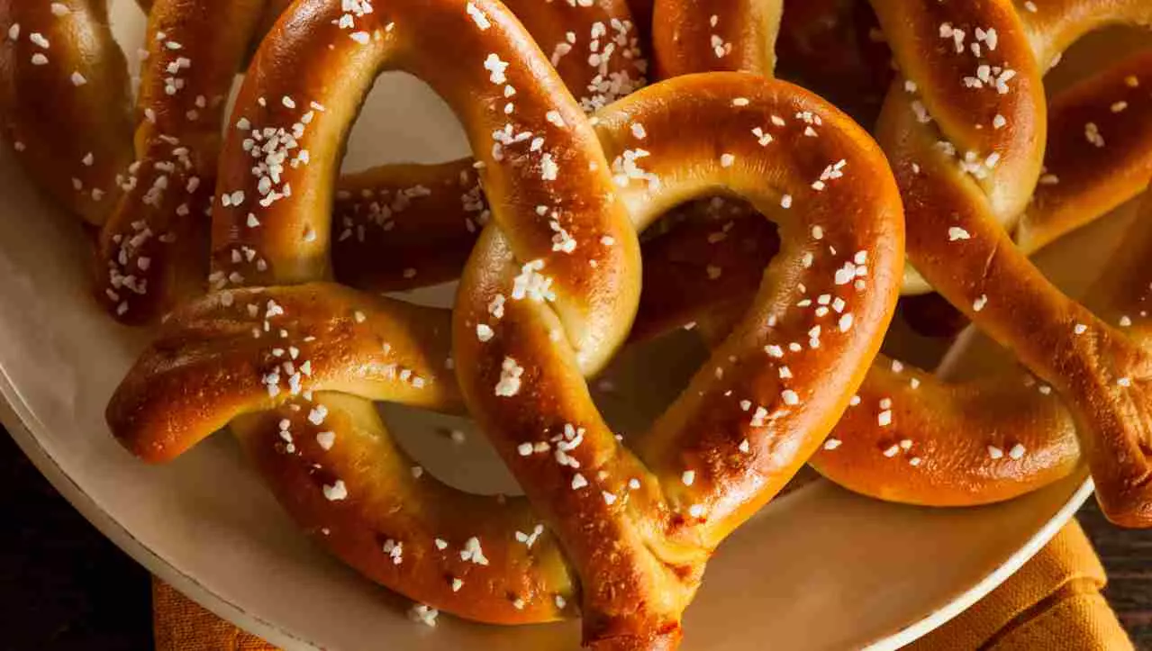 Zosakaniza za Pretzel buns pokonzekera kuphika 11903_1