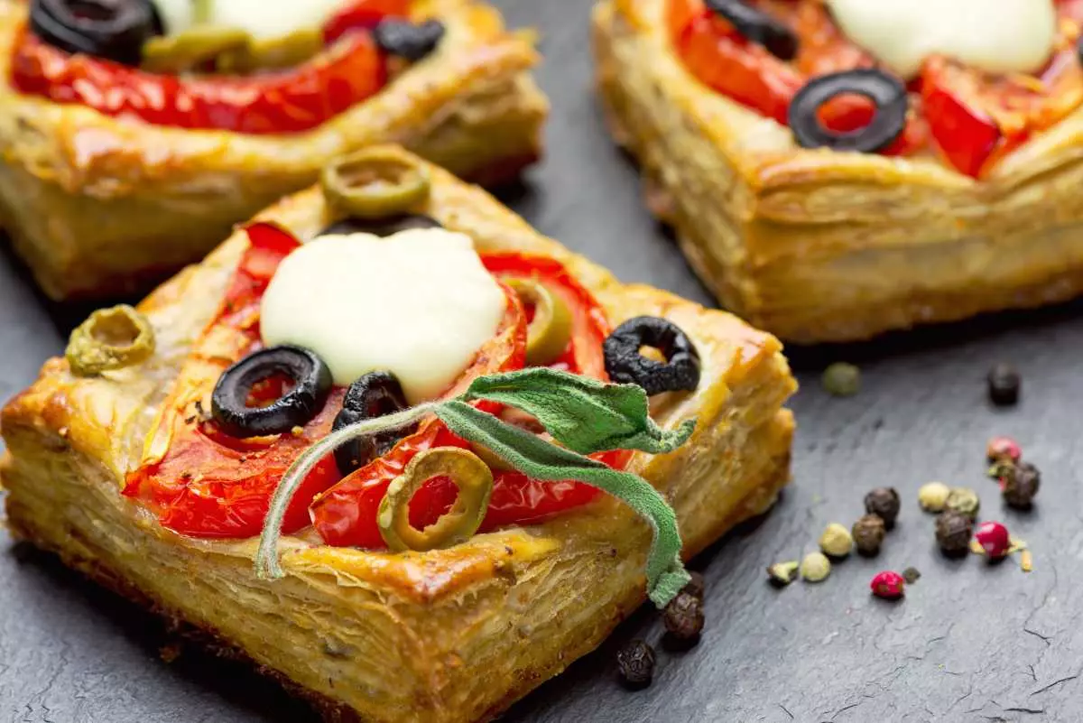 Puff pastry pizza's, de rappe en orizjinele oplossing foar jo feesten