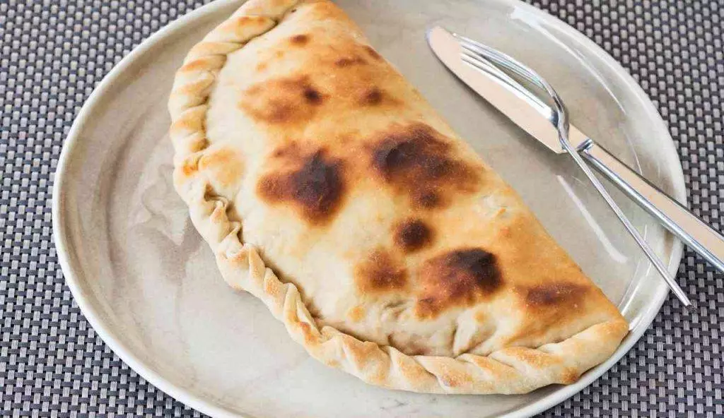 Calzone nga sponsali | Pica e mbushur që vjen nga Pulia 12035_1