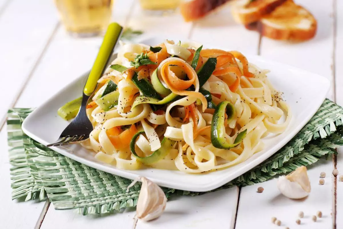 Tagliatelle kalawan zucchini jeung wortel piring bener ngutruk!