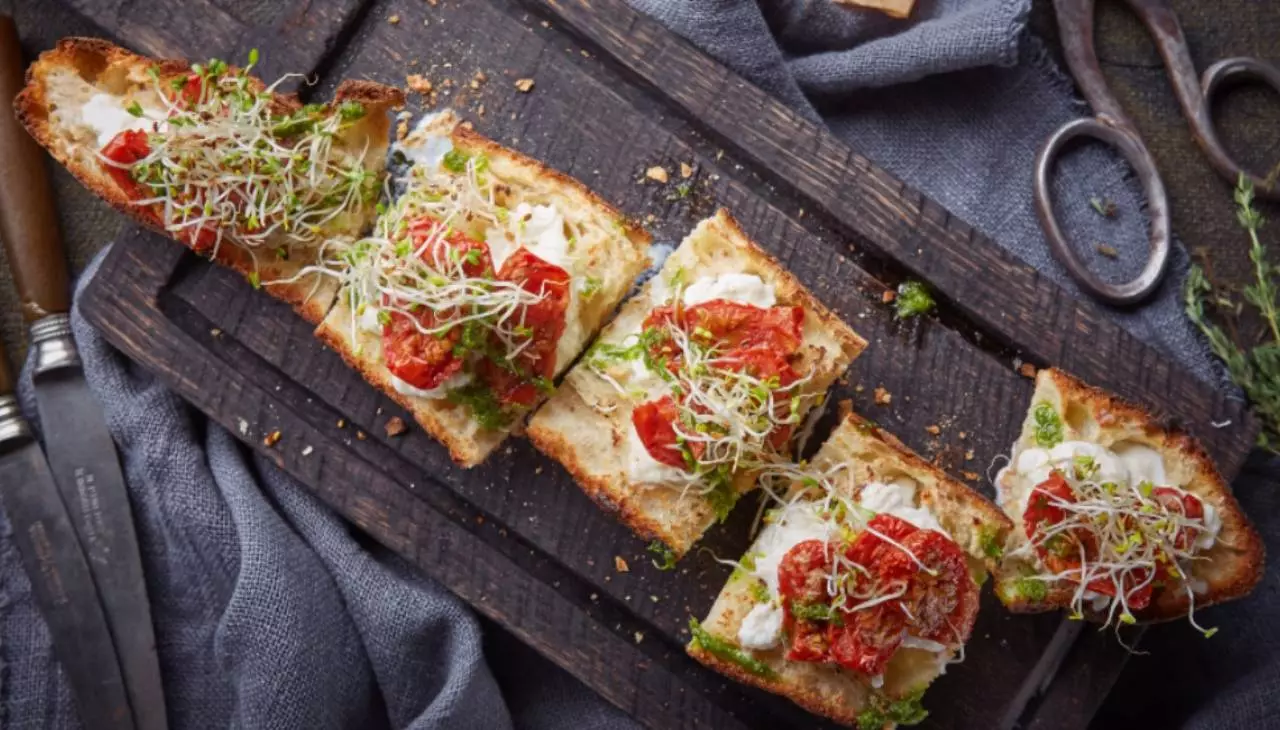 Bruschetta hamwe na anchovies n'imboga za stracciatella - ricettasprint