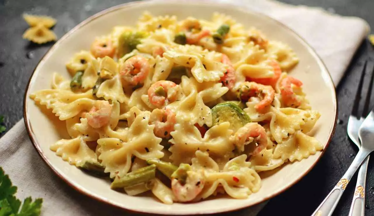 ڪريمي farfalle asparagus ۽ shrimps جي ترڪيب پرنٽ